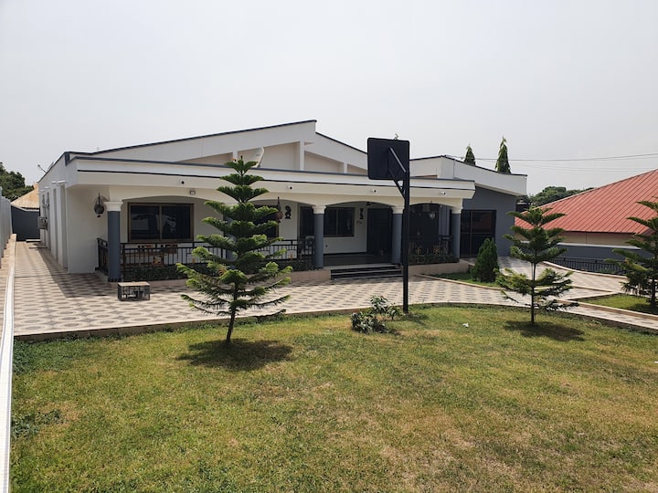 Ike Guest Royale - The Entire House (9 Rooms) - Kumasi
