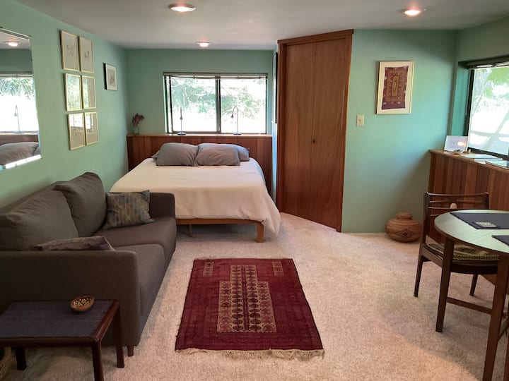 The Iris Garden Guest Suite - Salt Spring Island