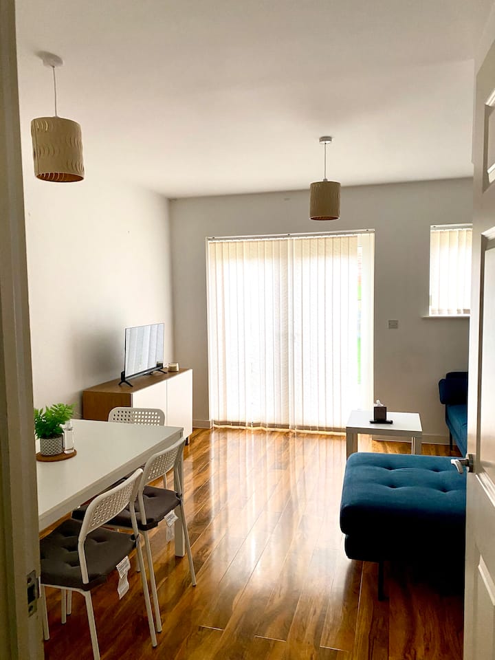 Wake Up In A Cosy Home With Parking/garden - Select Car Leasing Stadium