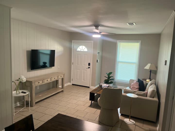 Quiet Cozy Unit A Near Downtown And Nas - Pensacola, FL