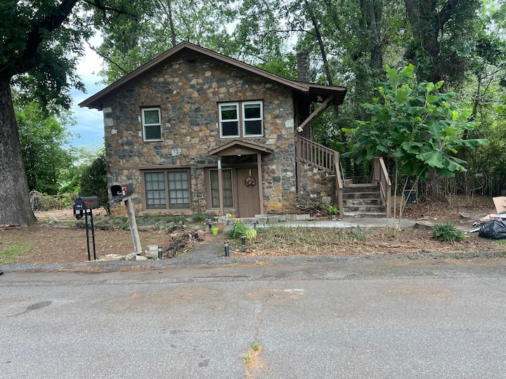 Historic Granite Loft- Stay Near Downtown Marietta - Marietta, GA