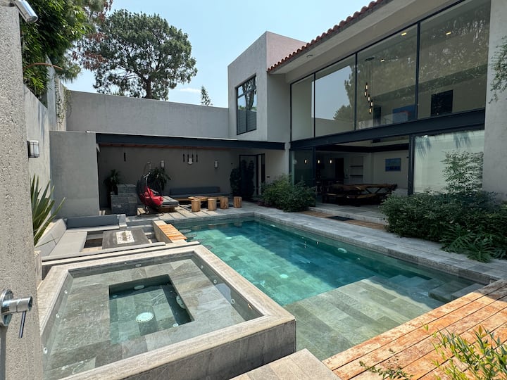 Steps To Avandaro, Pool, Jacuzzi, 6 Bedrooms - Valle de Bravo