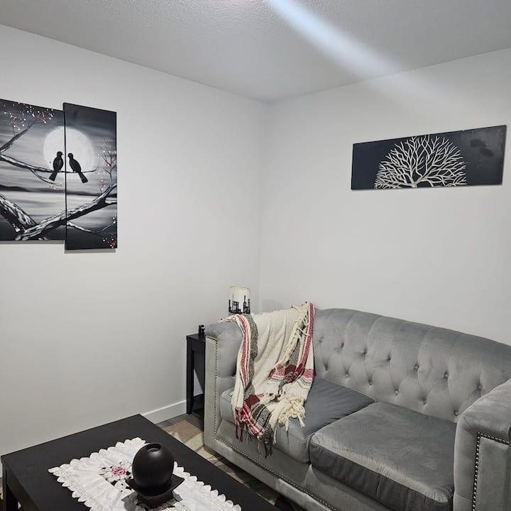Luxurious, Homey Basement Suite - Saint Albert