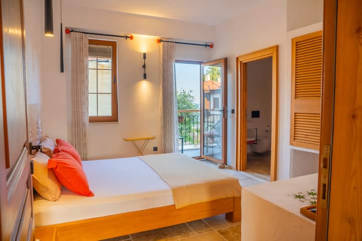 Deluxe Double Room With Private Balcony & Sea View - Side