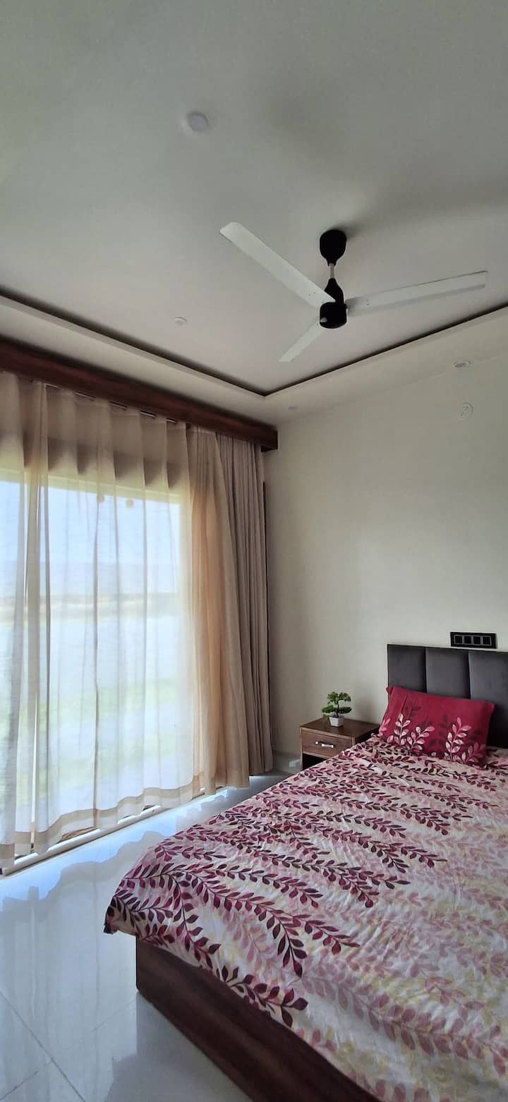 Ac Room Near Giriraj Talhati | Balcony - Govardhan