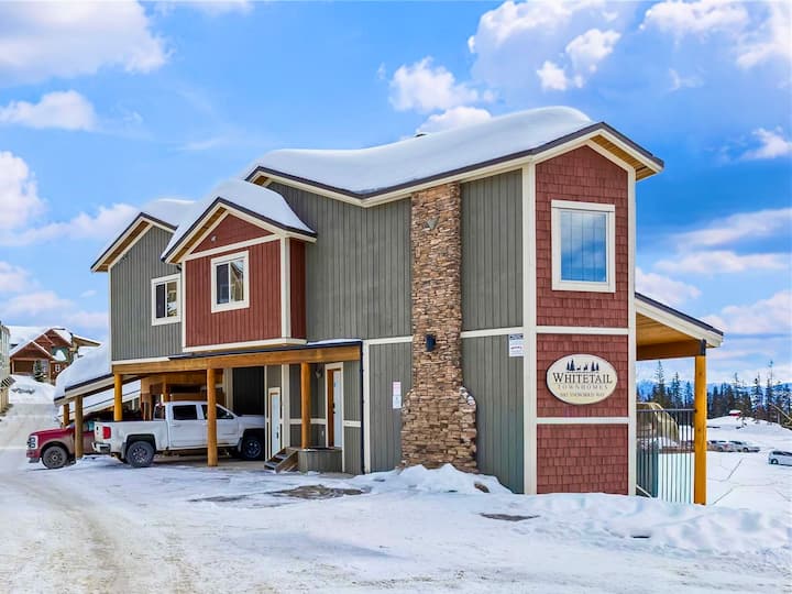 5 Bdrm | 3-level | Pet Friendly | Hot Tub | Ski In - British Columbia