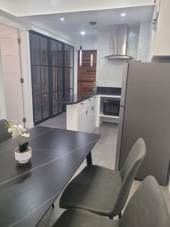 A Modern Executive Large Condo In Bgh With Parking - Manila