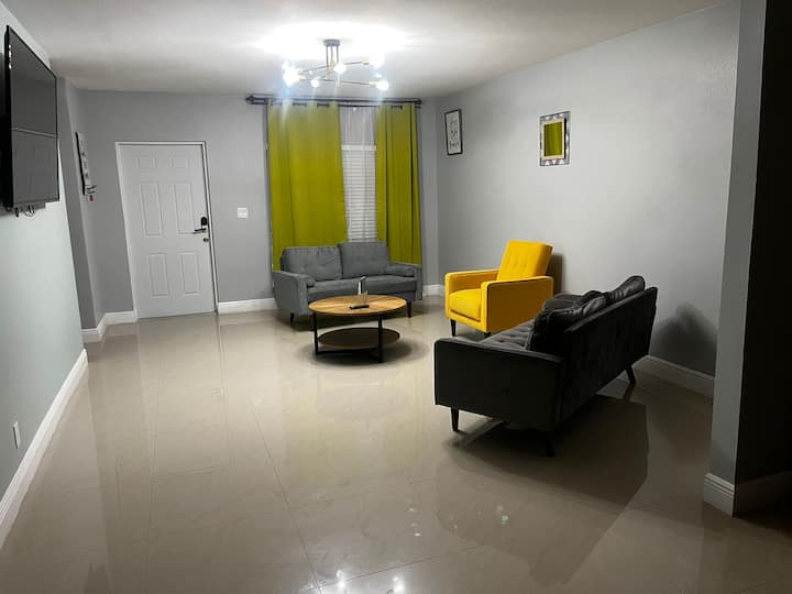 Spacious 3 Br 2 Bath (4 Beds ) Unit South Bahamia - Freeport
