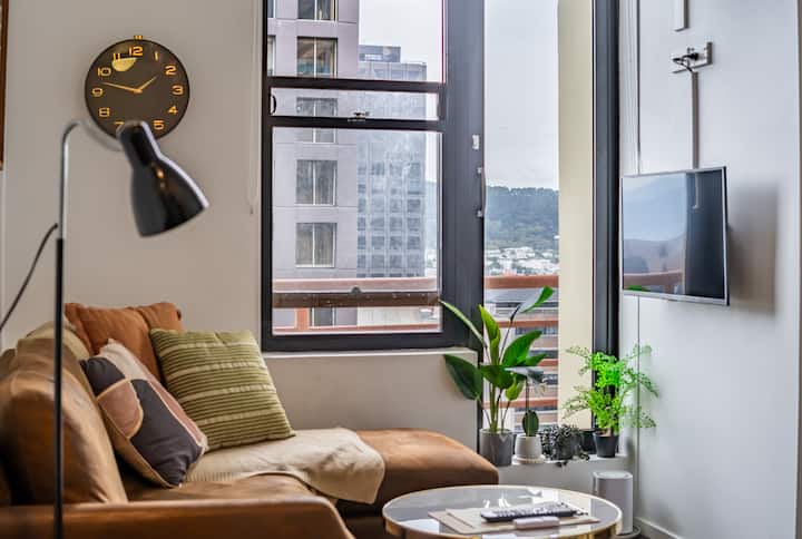 Top Floor City Sanctuary: Great Location W/ A View - Wellington