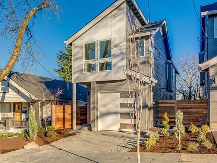 Contemporary, Sleeps 5, Hot Tub. - Portland, OR
