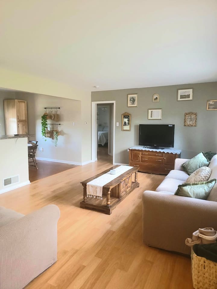 Wyoming Welcomes! Sleeps 8. Home Away From Home! - Cheyenne, WY