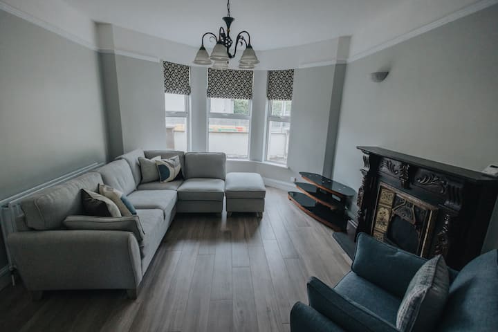 Refurbished 5 Bedroom House In Central Newcastle - Northern Ireland