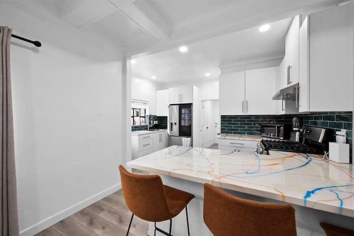 Newly Remodeled Townhome - Bellflower, CA