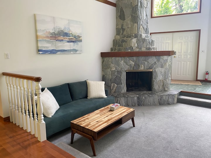 Cozy 6br Lodge · Fireplace & Fire Pit · Sleeps 14 - Chilliwack