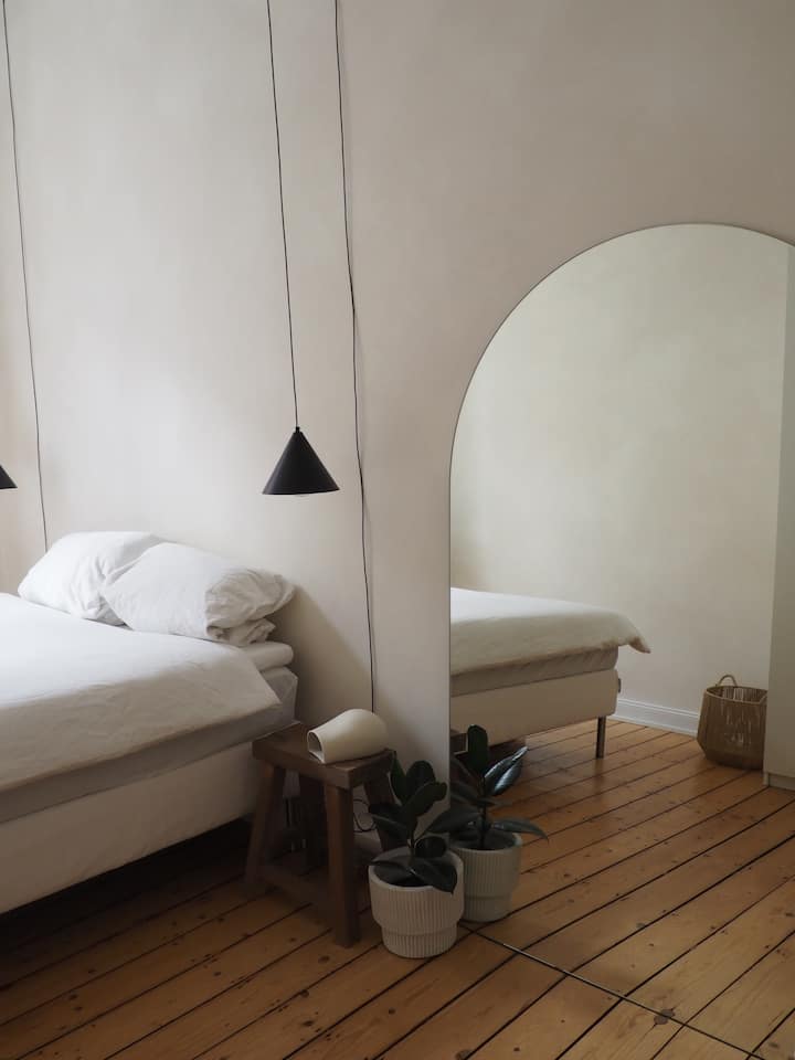 Natural Living: Style & 2 Cats - Mannheim Hbf Station