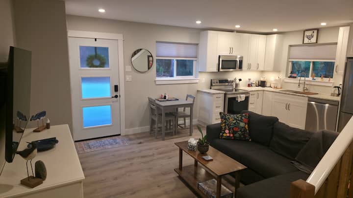 Red Roof Cottage - Canada