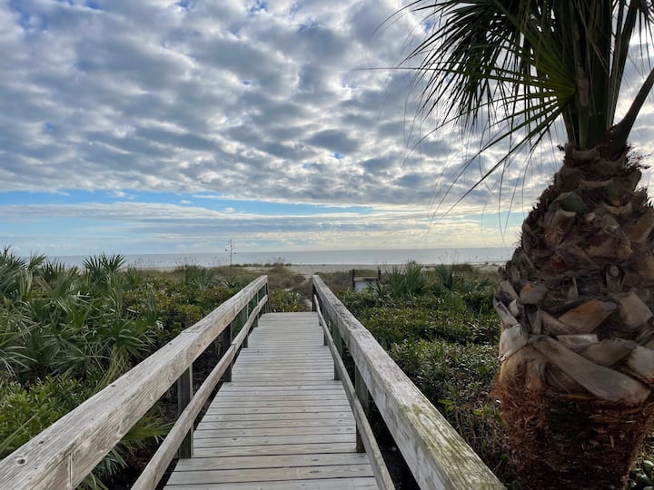 Cape Canaveral Condo- Walk To Beach- 3 Pools - Cape Canaveral, FL