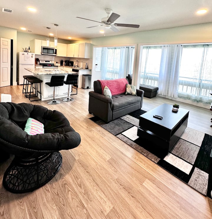 Barefoot & In Love In Destin Condo - Destin, FL