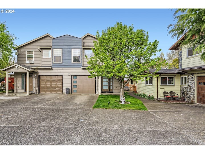 Townhome In Accessible Location, Pet Friendly! - Hillsboro, OR