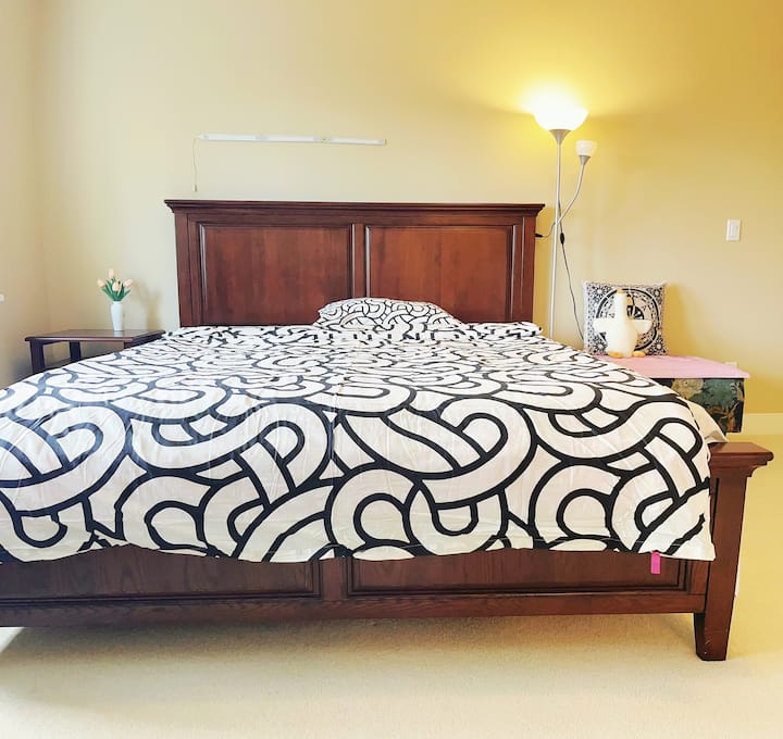 Spacious Private Room With King Bed - Coquitlam