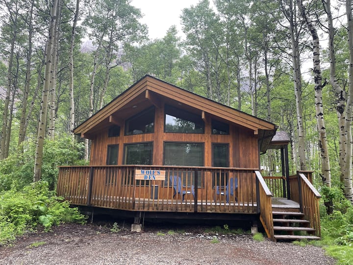 Crowsnest River Chalet - Wolf’s Den - Bellevue, AB