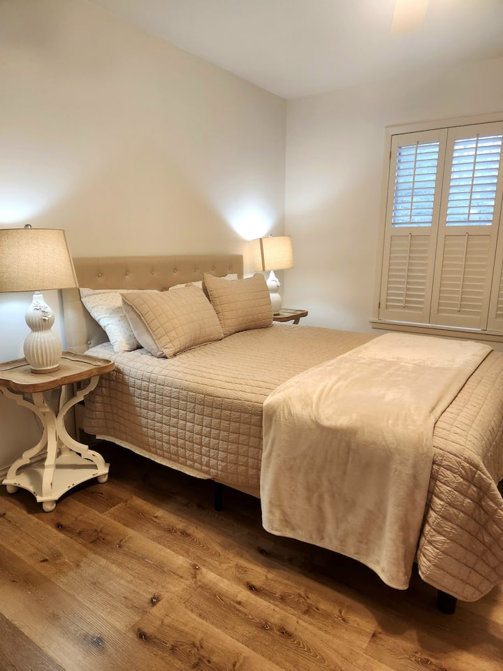 Retro Retreat-  3 Bedroom, 2 Bathroom Home - Bryan, TX