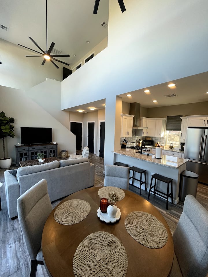 Brand New. Private Fenced Backyard. Near Downtown - Albuquerque