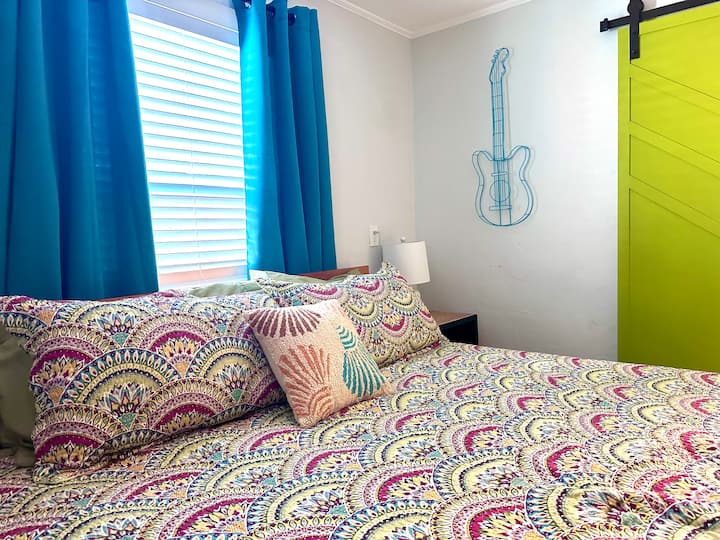 Peace, Love, & Music (King Bed)- Steps To The Sand - St. Pete Beach, FL