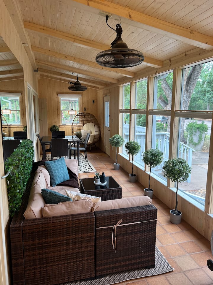 *Walk Downtown* | Cozy Sunroom | Fiber Wifi - Colorado Springs, CO