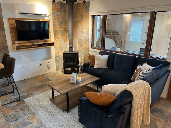 *Walk Downtown* | Cozy Sunroom | Fiber Wifi - Colorado Springs, CO