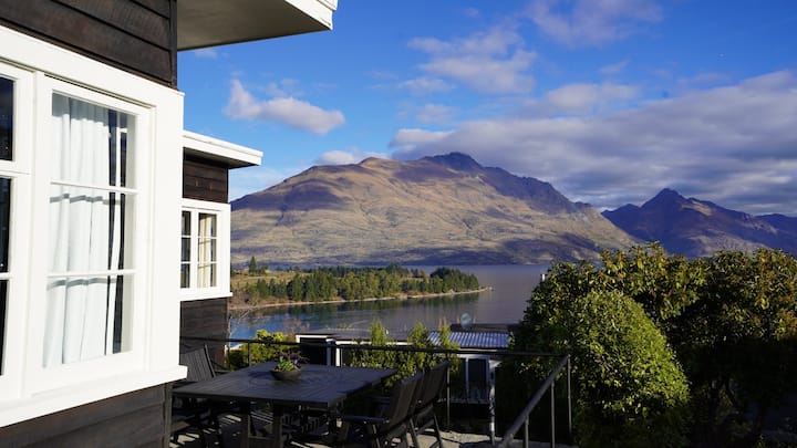 Stunning Elevated Views • Walk To Town - Queenstown