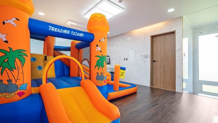 사계절실내온수풀/에어바운스/오락기/유아동놀이/독채풀빌라/키즈펜션/키즈풀빌라/산방산/사계해변 - Jeju-do