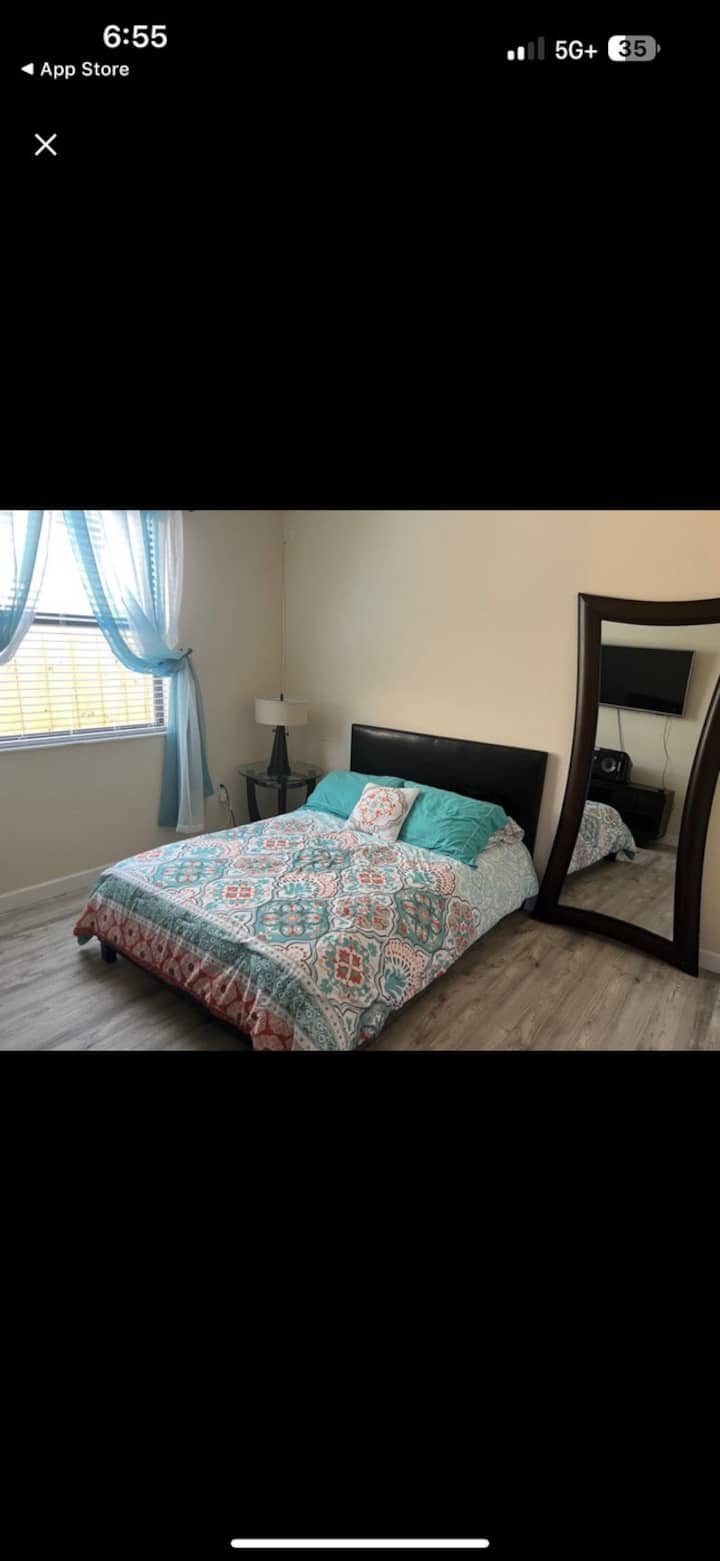 Spacious Room For Rent - Homestead, FL