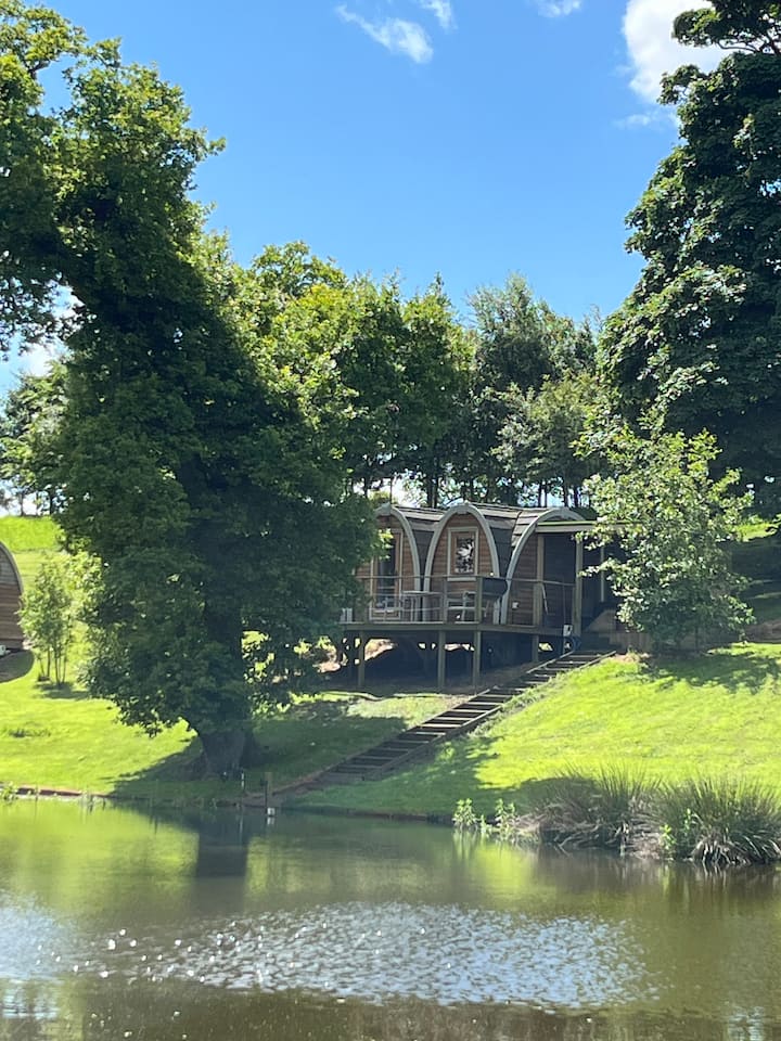 Bankside 8 Luxury Lakeside Treehouse And Hot Tub - Northumberland