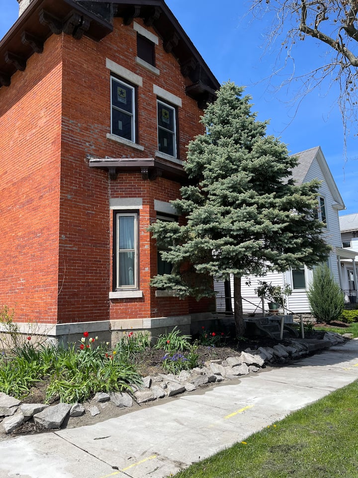 1840 Vintage Brownstone 3bdrm+/1bath Sleeps9 - Sandusky, OH