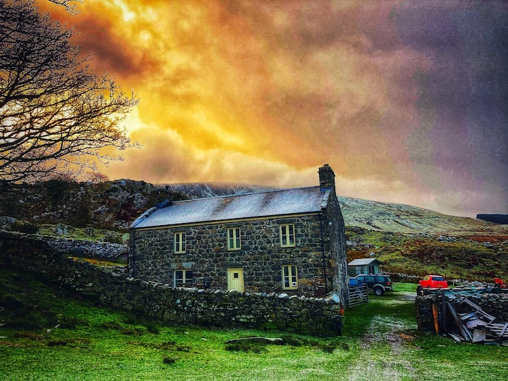 Autumn Escape, 4-bed Farmhouse, Sea Views, Fires - Barmouth