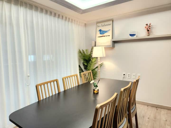 <다온 스테이>최대 8인! /친구, 가족 여행 최적화/ 더블침대 3/싱글침대3개 - Busan