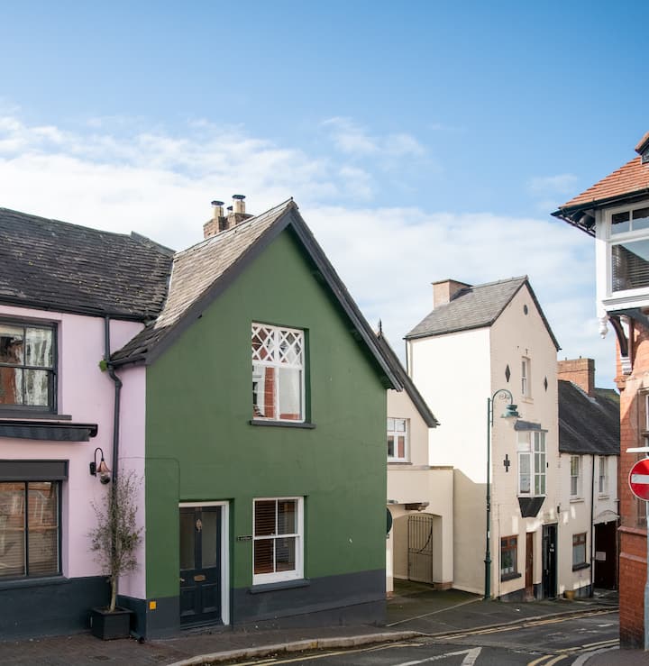 Ye Ol Tavern: 16th Century Stay With Garden & View - Ruthin