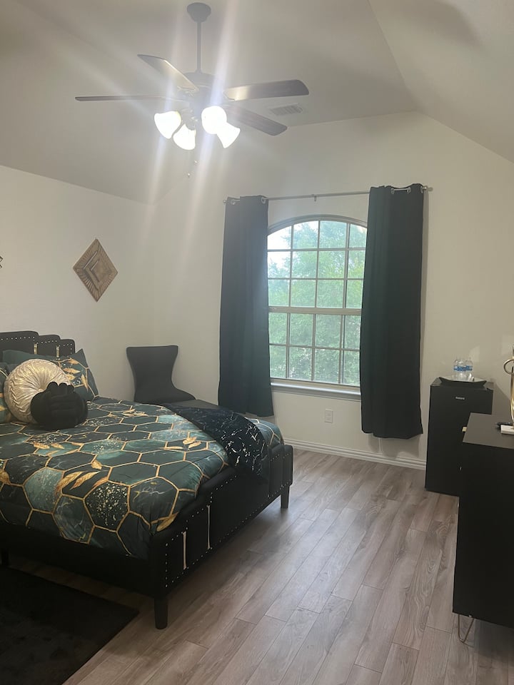 The Golden Suite - Arlington, TX