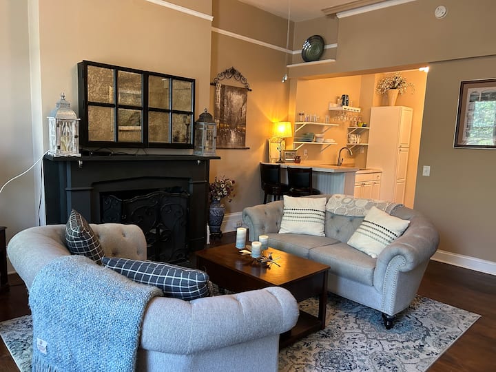 Broadway Facing/view Downtown Apartment - Saratoga Springs, NY