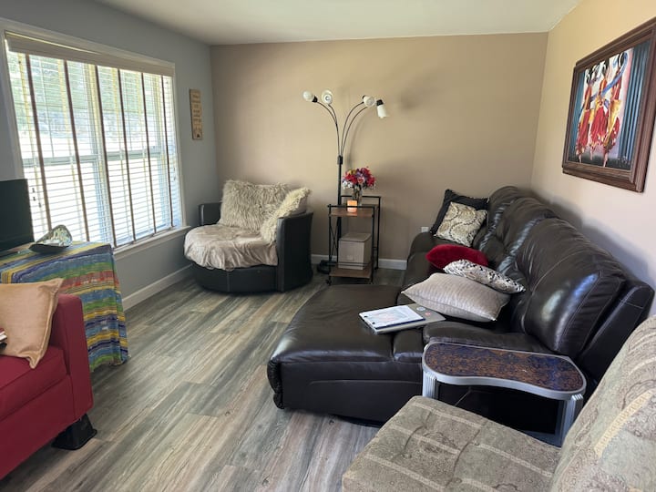Bright Townhouse Clean And Cozy! - Lancaster, PA