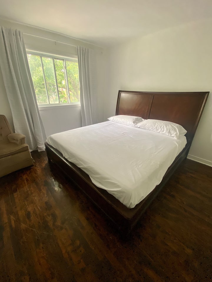 Spacious Room With King Bed And Smarttv - 몬트리올