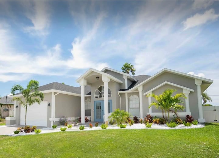 Waterfront Pool & Spa Little Bit Of Paradise - Matlacha, FL