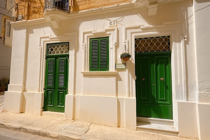 Genuine Flat By The Waterfront - Ideal For Couples - Malta International Airport (MLA)