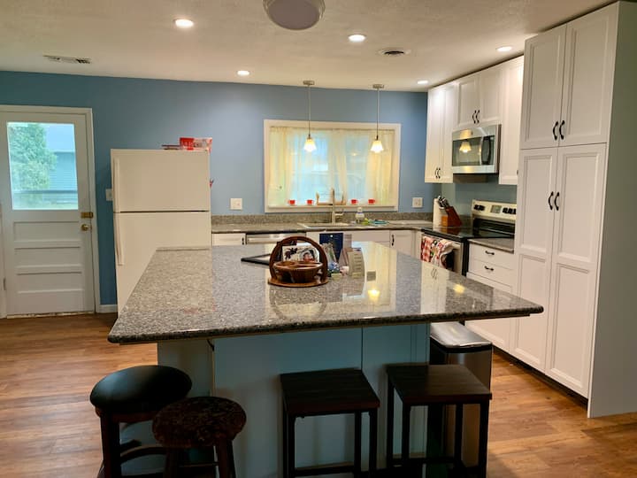 Twin Beds/private 1/2 Bath & Room Near Fwairport - Fort Wayne, IN