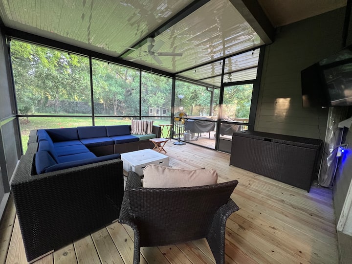 Modern Retreat L King Bed & Outdoor Tv - Montgomery