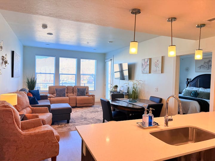 Spacious 2br Downtown W/ Wifi & Garage - Salt Lake City, UT
