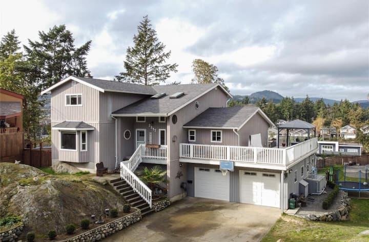 Lovely Large 4 Bdrm Family Home !  Pet Friendly! - Langford