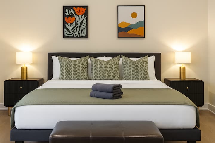 The Suite Spot | Eclectic • Modern • Sleeps 6 - Chicago, IL