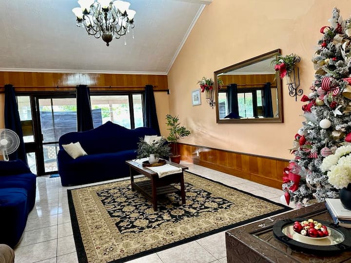 Entire 4 Bdrm + 3 Bath (Hot Water)+ Wifi+ Netflix - Tonga